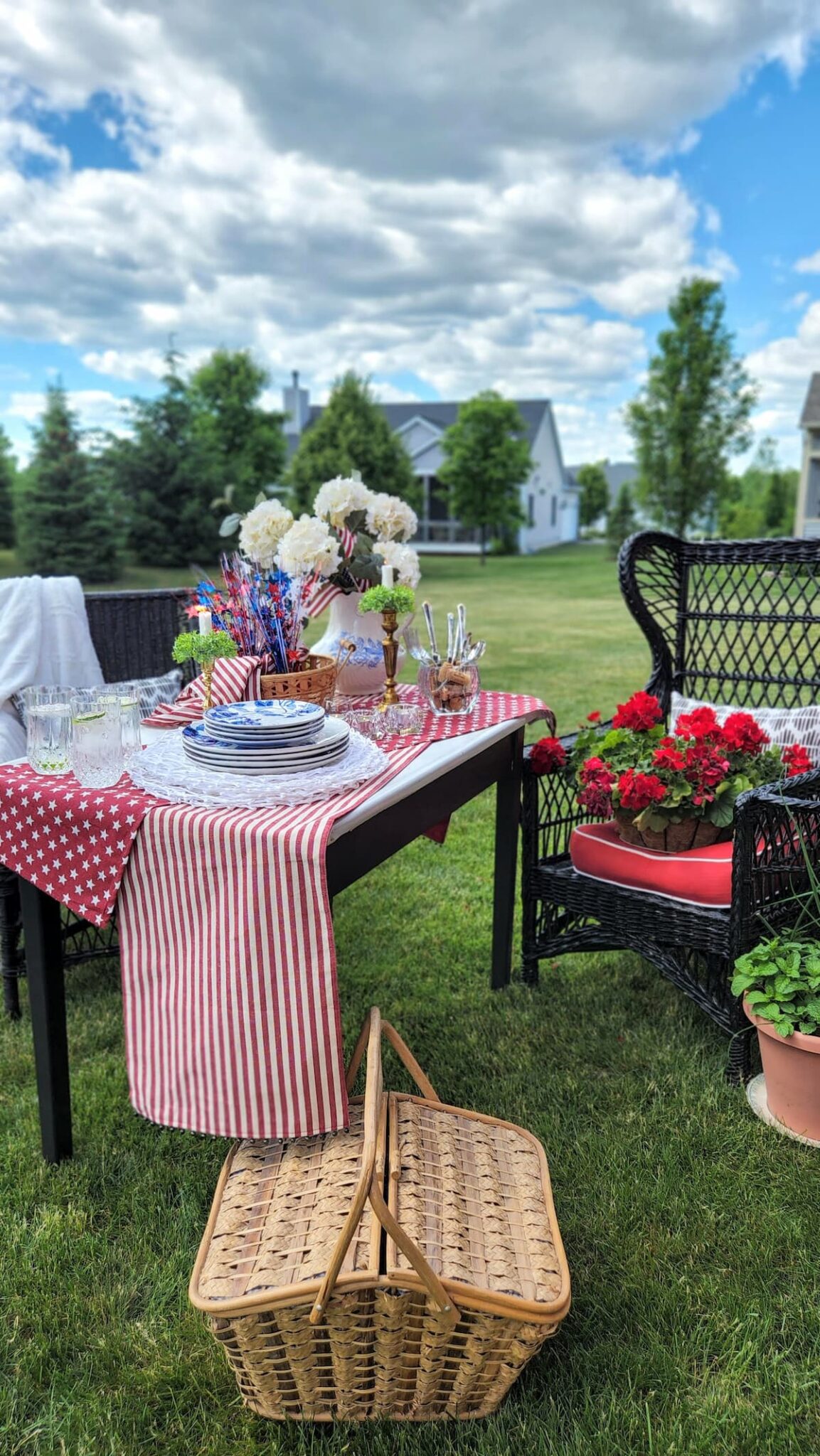 17 Festive Memorial Day Table Decor Ideas That Are Easy - Hen and Horse ...