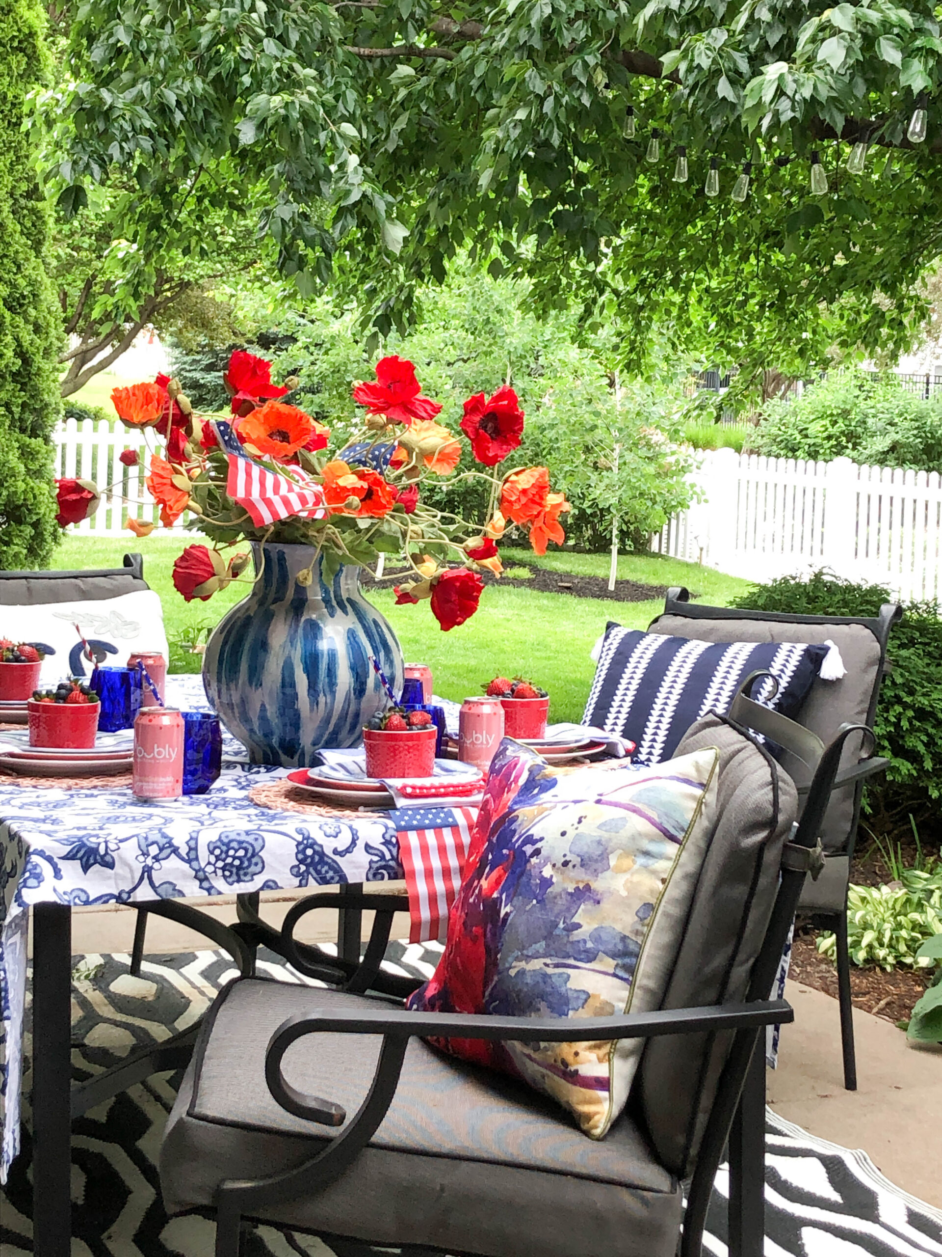 17 Festive Memorial Day Table Decor Ideas That Are Easy - Hen and Horse ...